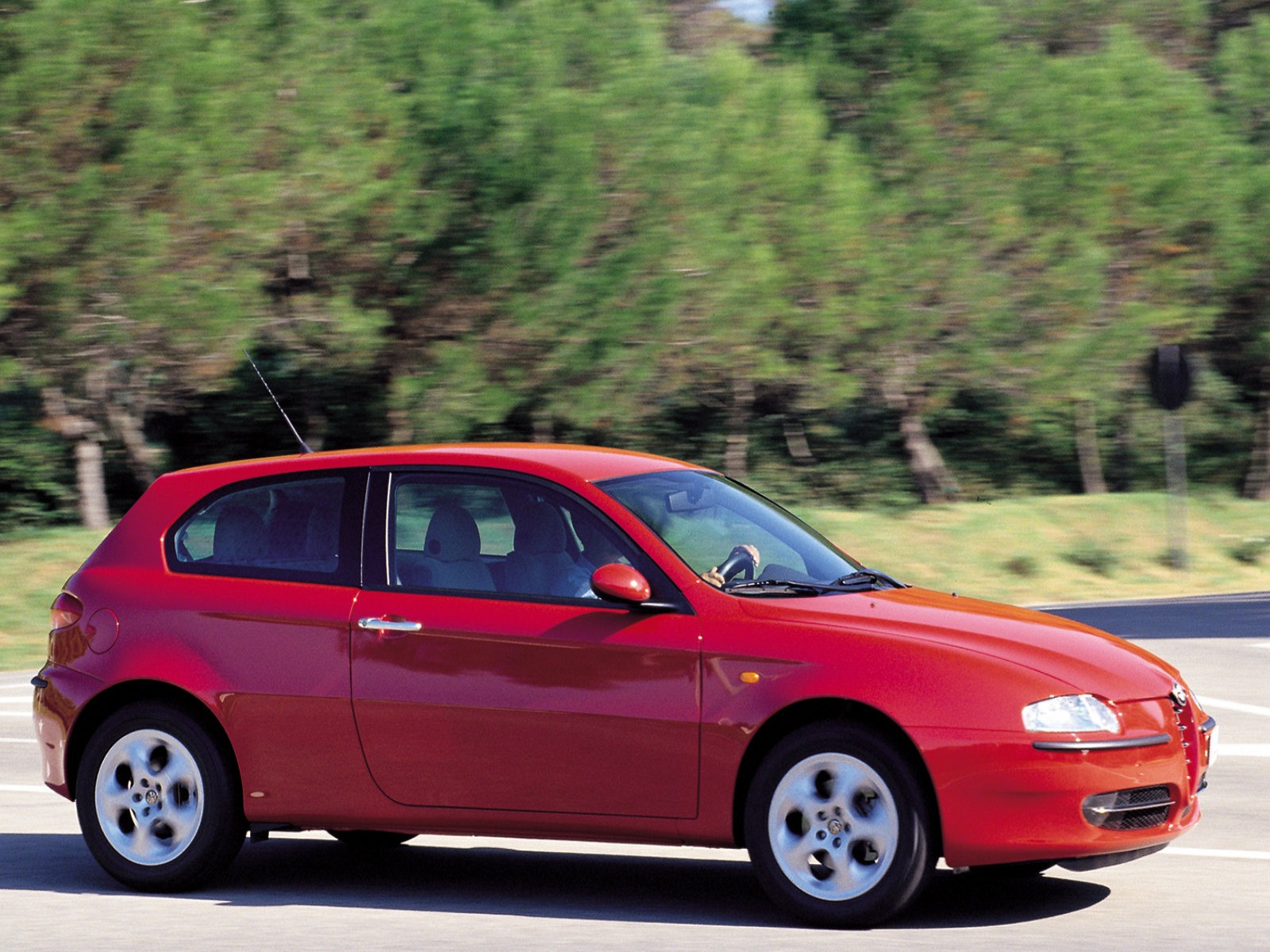 Car Pictures: Alfa Romeo 147 2000