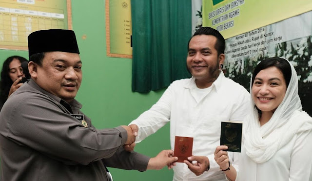Erix Vokalis Endank Soekamti Resmi Berpoligami, Sikap Istri Pertama ... Erix Vokalis Endank Soekamti Resmi Berpoligami, Sikap Istri Pertama ...