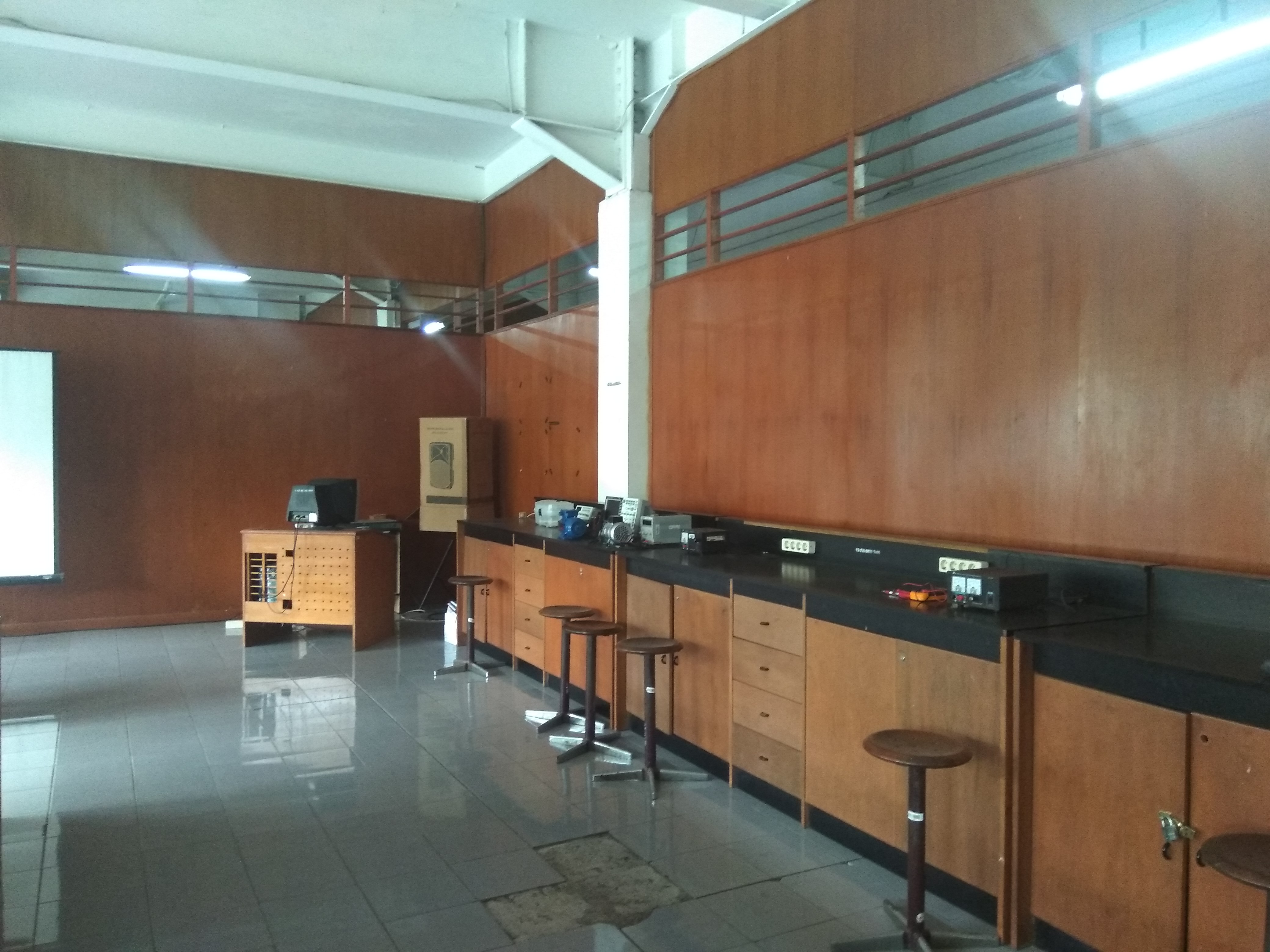 LTE: Ruangan dan Alat Lab