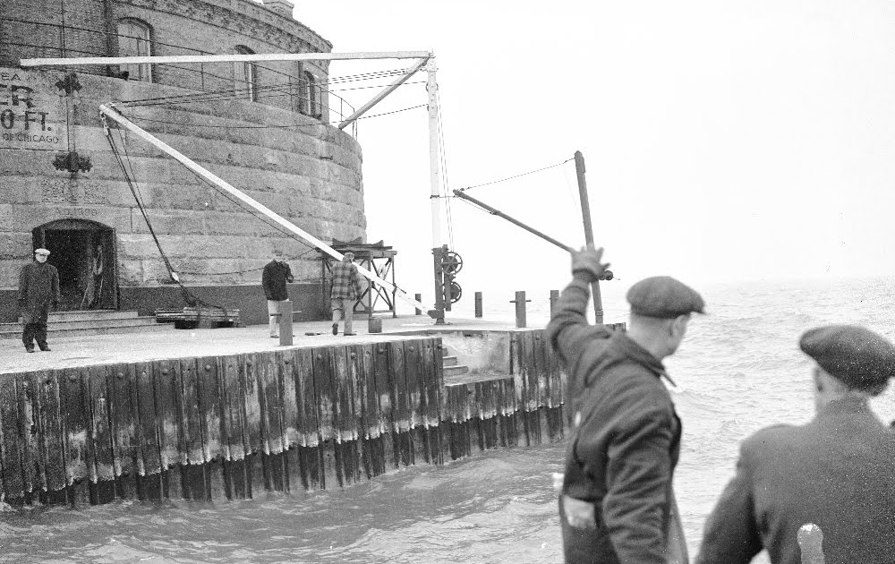Uptown Chicago History: Crews Bringing Supplies to Wilson Avenue Crib, 1950