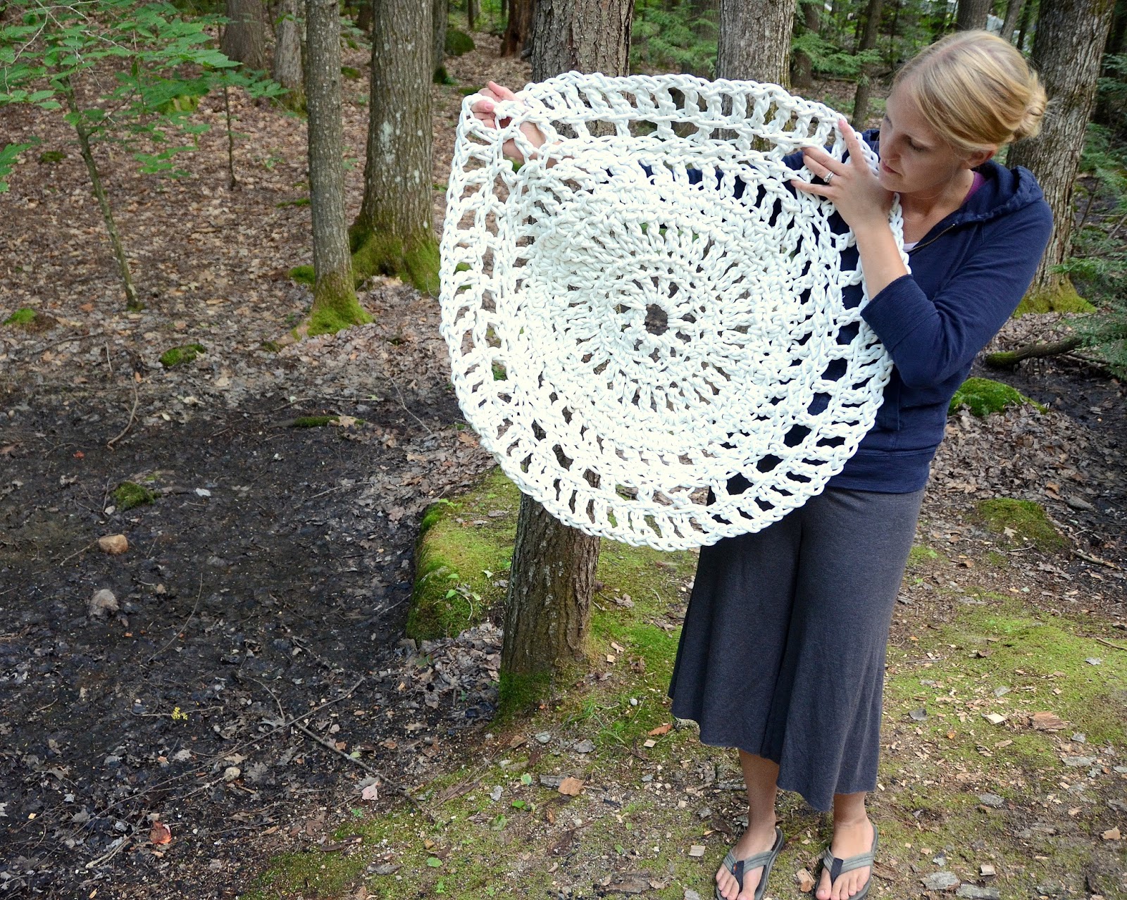 sea kettle diaries: camp crafts - a crochet rope rug for Kimmie