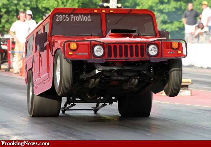 Carros feras fora de série.: HUMER v8 EMPINANDO