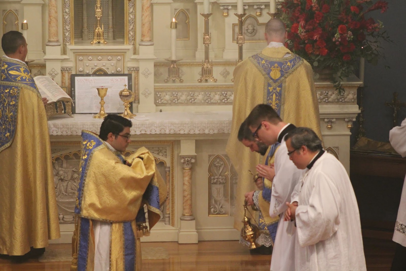 New Liturgical Movement: Photos of a New Priest’s First Mass