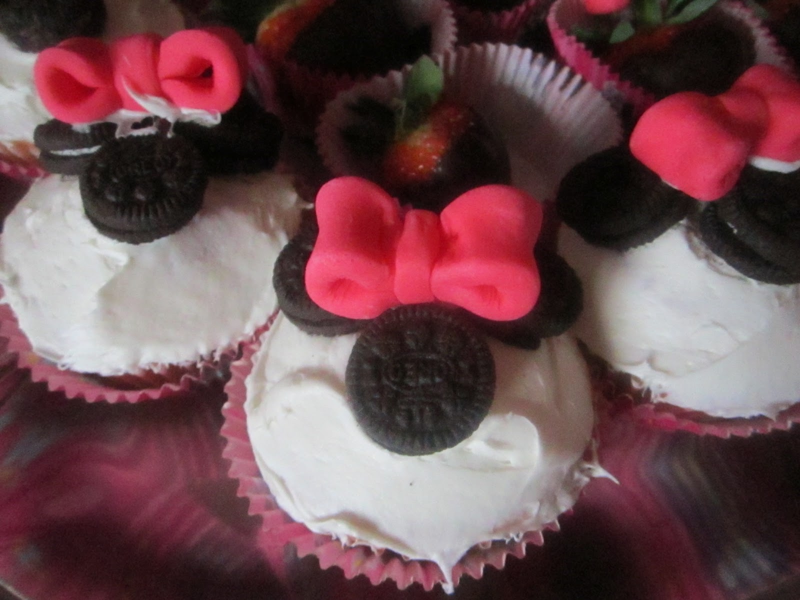 The Sweet Life: Baked Fresh Daily: Minnie Mouse Cake and Cupcakes