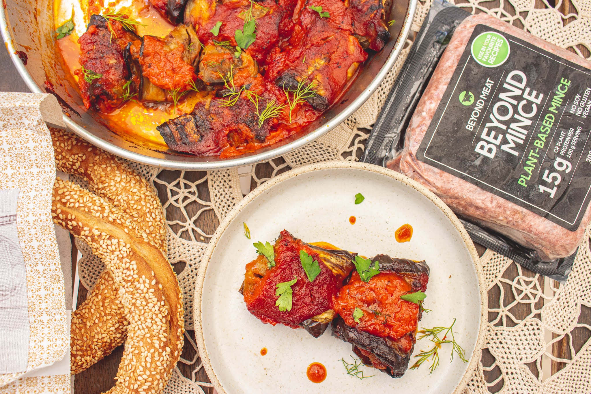 ΡΟΛΑ ΜΕΛΙΤΖΑΝΑΣ ΜΕ ΣΑΛΤΣΑ ΝΤΟΜΑΤΑΣ ΚΑΙ VEGAN ΚΙΜΑ | EGGPLANTS ROLLS ...