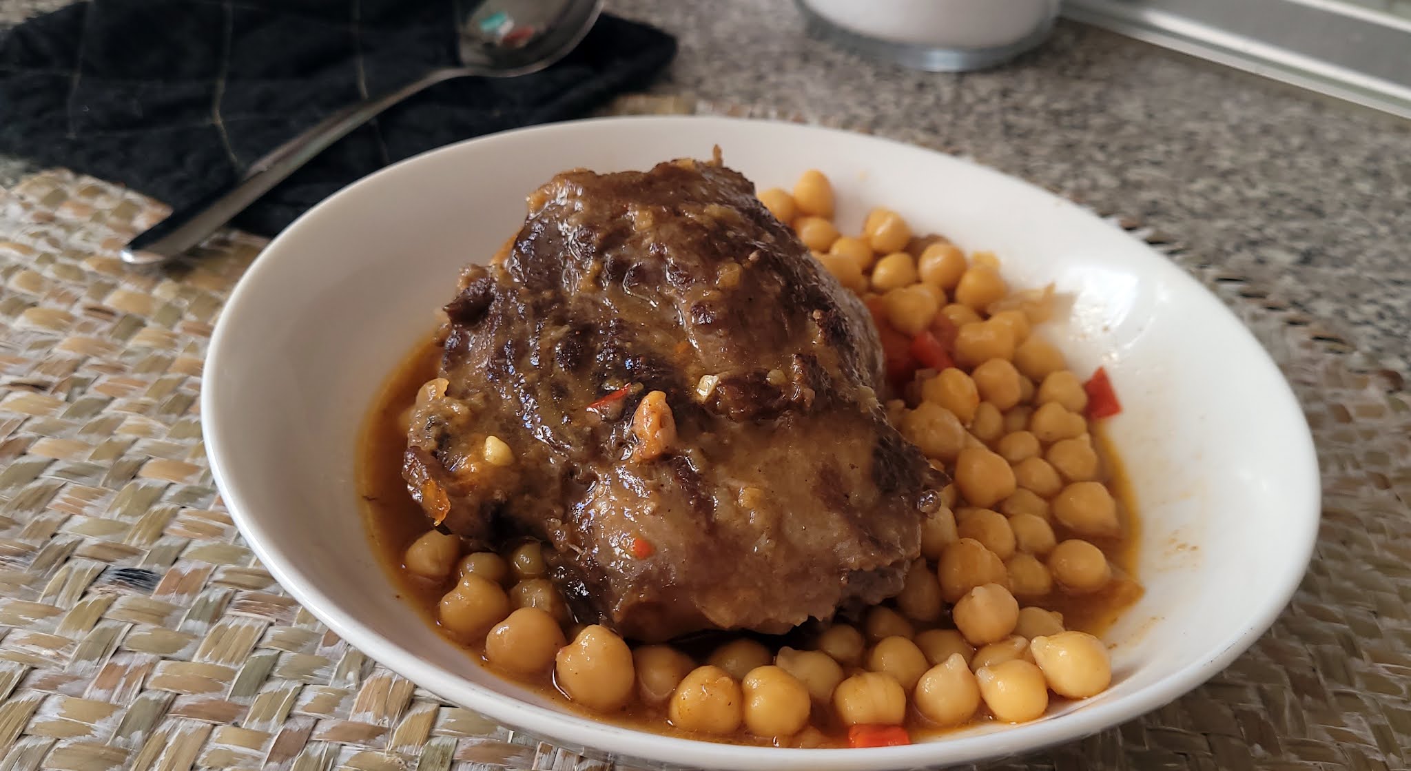 CARRILLERA de CERDO con GARBANZOS CARRILLERA de CERDO con GARBANZOS
