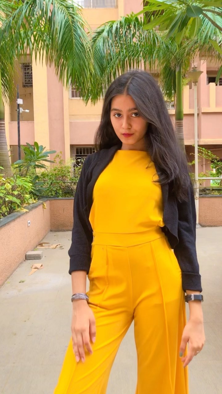 Mahi Singhvi aka Mishty in Yellow Outfit Smiling Photos Collection