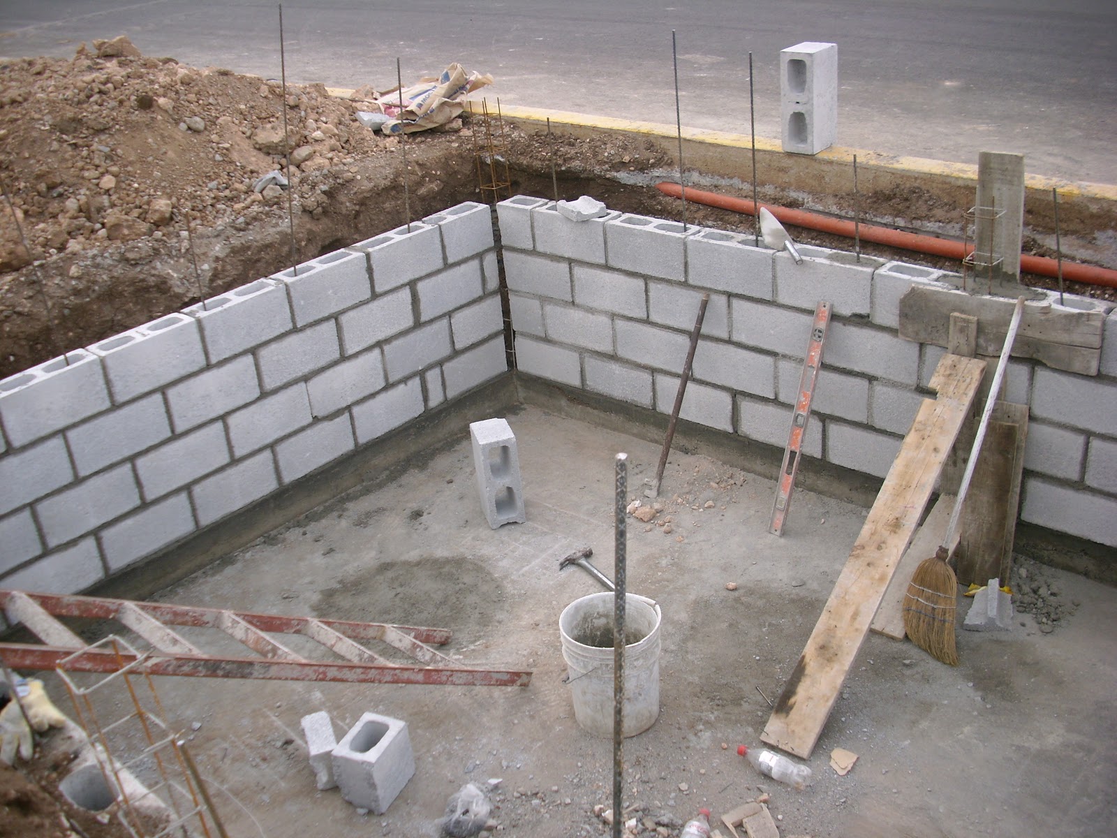 CONSTRUCCION DE ALJIBE O CISTERNA DE CONCRETO Y ACERO