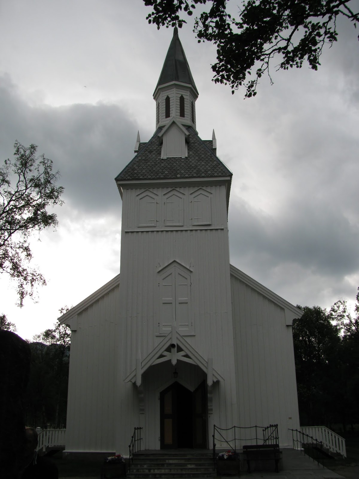 VARJOISTA VALOON: Kilpisjärvi-Skibotn-Gildetun-Alta