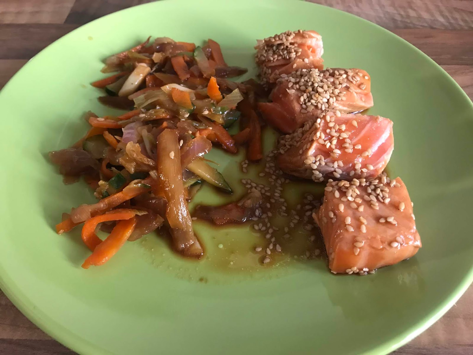 Tataki de Salmón con Wok de Verduras