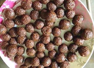 Bangladeshi Kitchen: Coconut nuts(নারিকেলের নাড়ু)