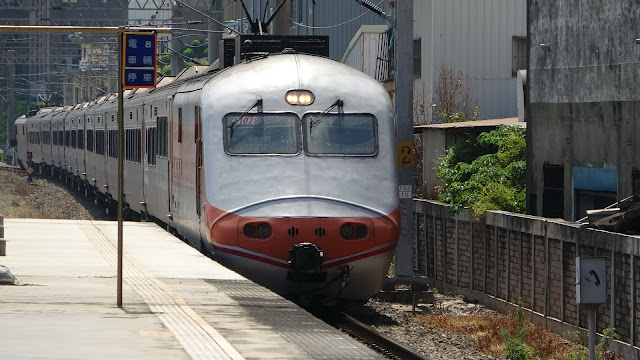 Blair's 鐵道攝影: E1028推拉式電力機車 / TRA E1028 Push-Pull Electric Locomotive