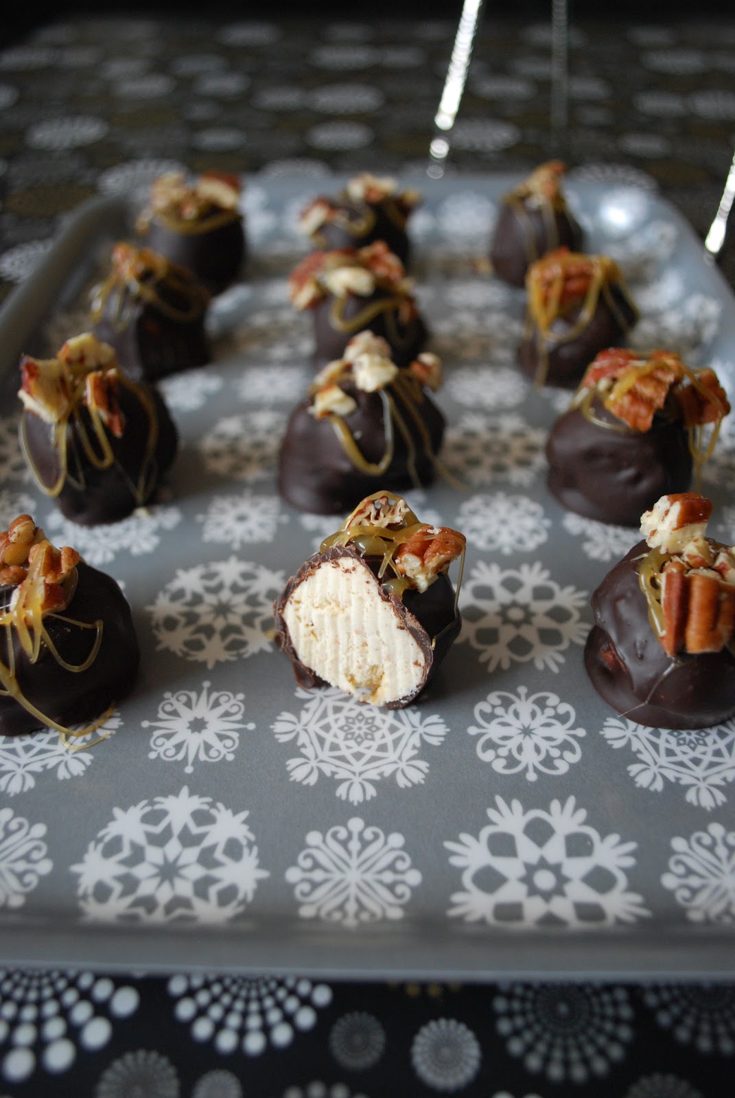 The Mavric: No Bake Turtle Cheesecake Bites