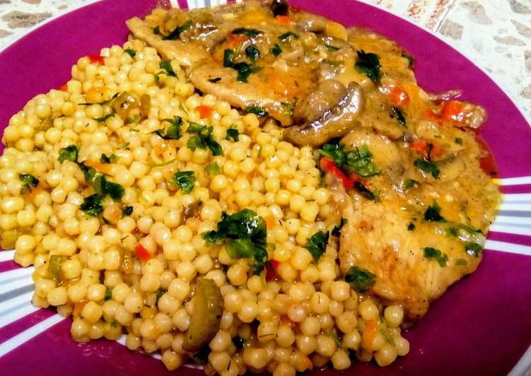 Escalop de porc cu ciuperci și cus-cus cu legume | Retete si Gust