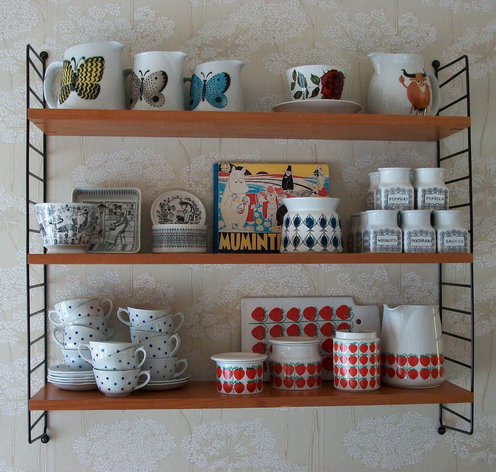 Onni - Retro & rariteter: Full stringhylla med finskt gods.