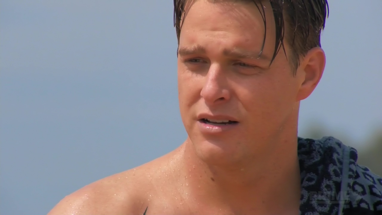 ausCAPS: Tim Franklin shirtless in Home And Away