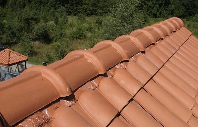 Sveti Florijan: Sv. Florijan kao glineni ukras na sljemenu krova kuće