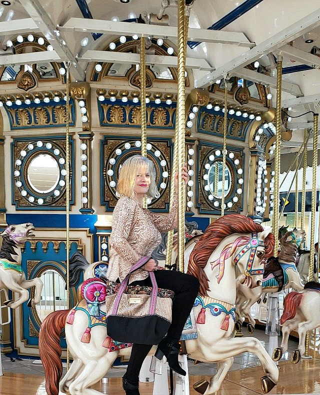 Special Edition - Tales of The Traveling Tote + GIVEWAY | Life and Linda