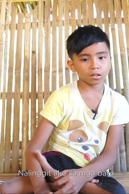 10-anyos na batang naglalakad gamit ang kaniyang mga kamay, hirap man ay patuloy pa rin na ...