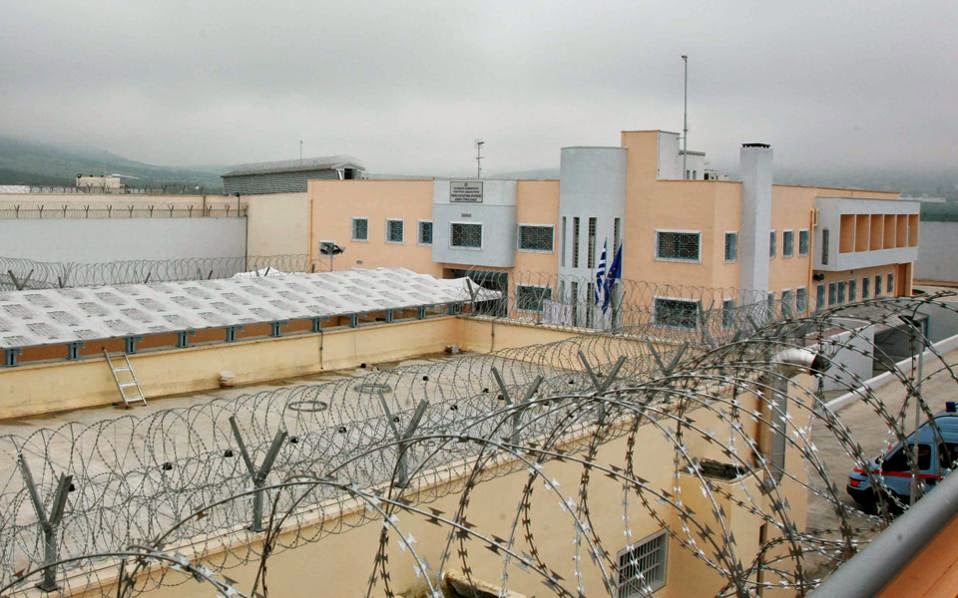 ΚΡΕΜΑΣΤΗΚΕ ΠΑΚΙΣΤΑΝΟΣ ΜΕ ΨΥΧΟΛΟΓΙΚΑ ΠΡΟΒΛΗΜΑΤΑ... ΣΤΙΣ ΦΥΛΑΚΕΣ ΔΟΜΟΚΟΥ ...