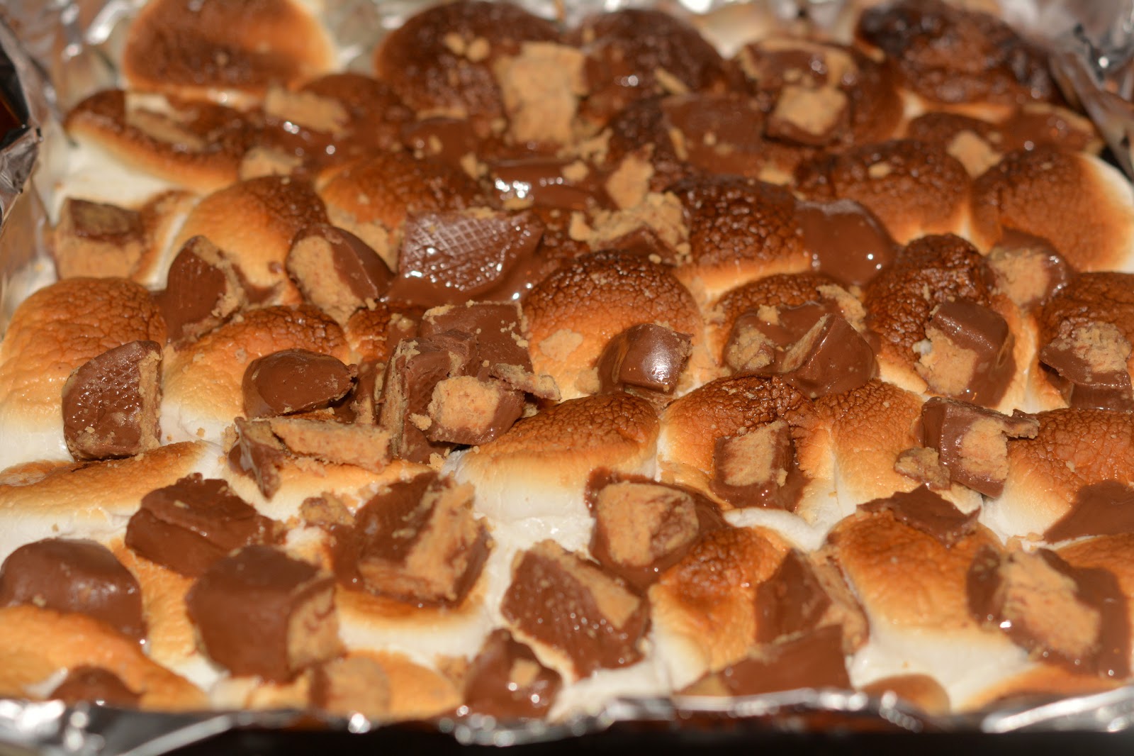 PEANUT BUTTER CUP S'MOREO BARS - Hugs and Cookies XOXO