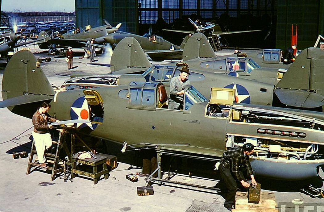 daily timewaster: Curtiss P-40s being assembled at the Bell Aviation ...