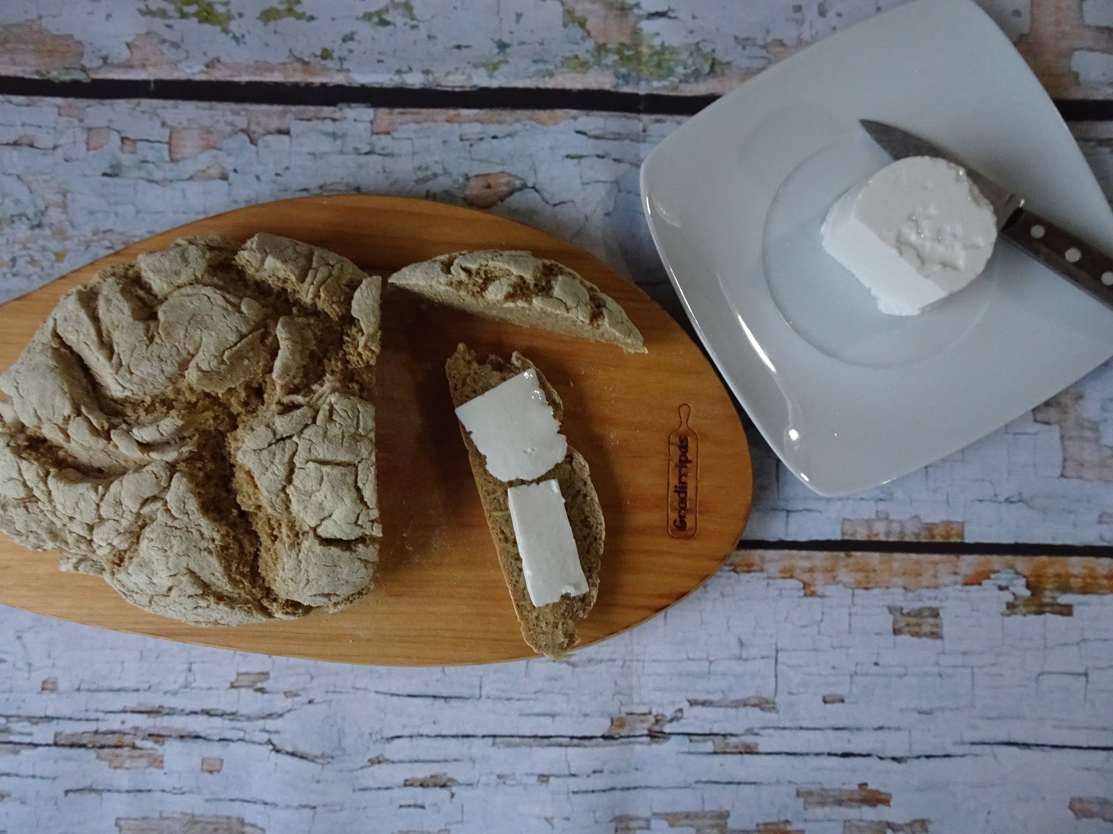 Prato Caseiro: Broa de milho e queijo fresco de cabra