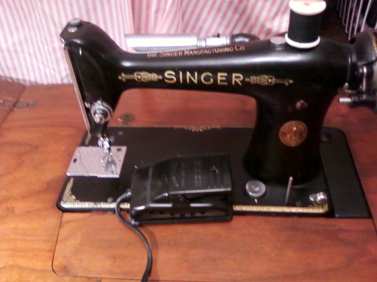 Singer 101 Sewing Machine with potted motor & oil wick system