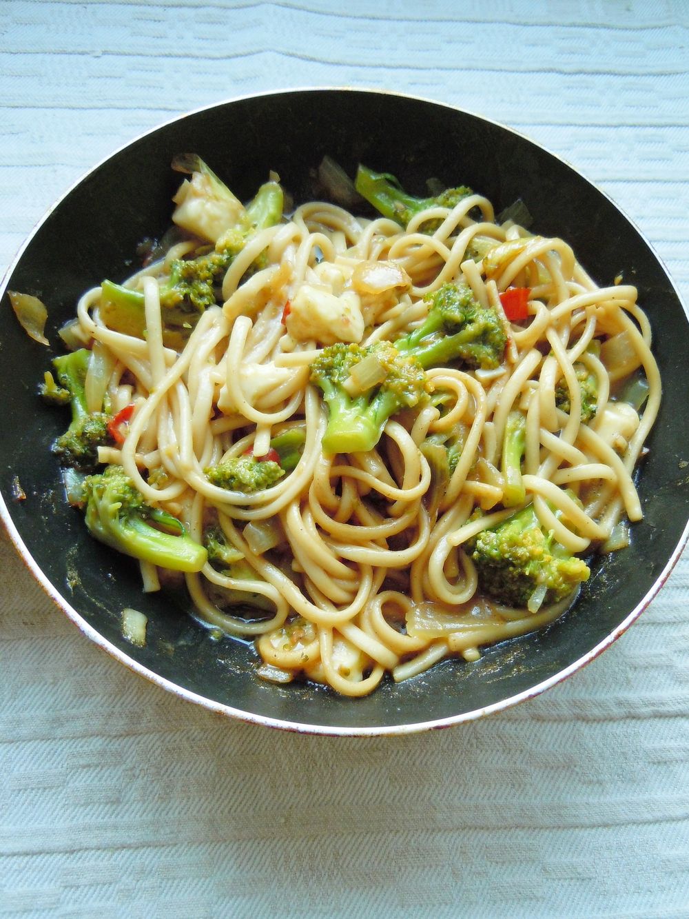 GĖRIMŲ IR PATIEKALŲ MAGIJA: Ryžių makaronai su brokoliais ir ožkos sūriu