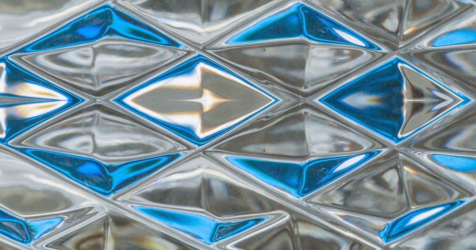 Zoë Design: Day 26 ~ WALLPAPER-A-DAY "Diamond Blue Glass"
