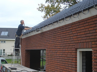 Vlierdenseweg 190: Dakplaten aftimmeren en gootbeugels hangen