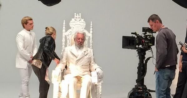 PHOTOS: NEW Behind-The-Scenes Photos From Mockingjay Part 1 Teaser ...
