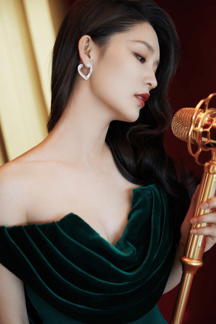 Li Qin poses for photo shoot - China Underground