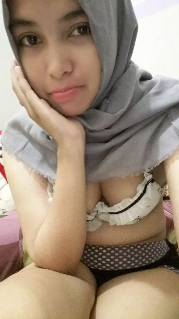 Menikmati Gadis Berjilbab Di Semak~semak Hutan ~ CERITA DEWASA
