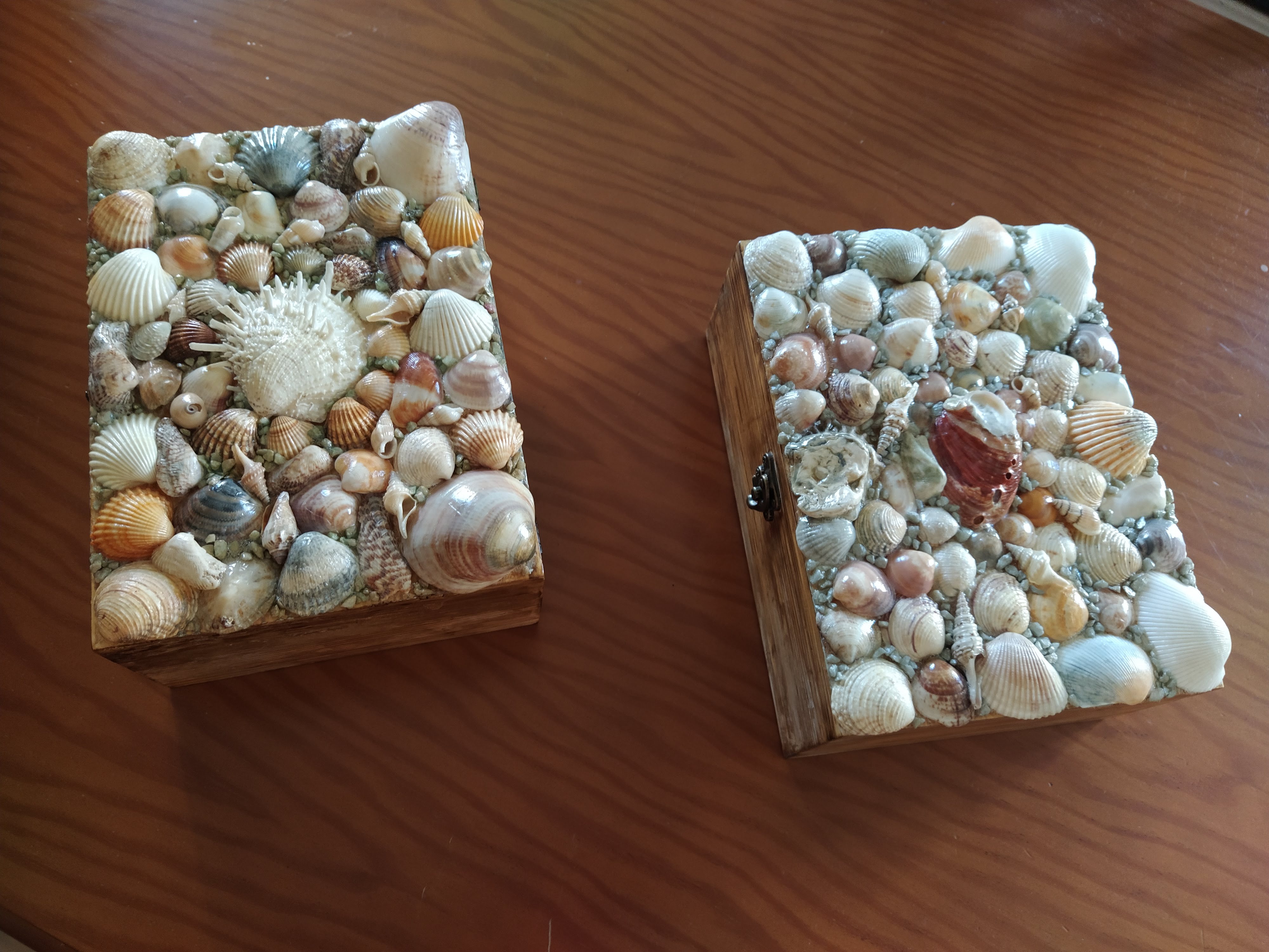 M.Cuenca: Cajas con conchas.