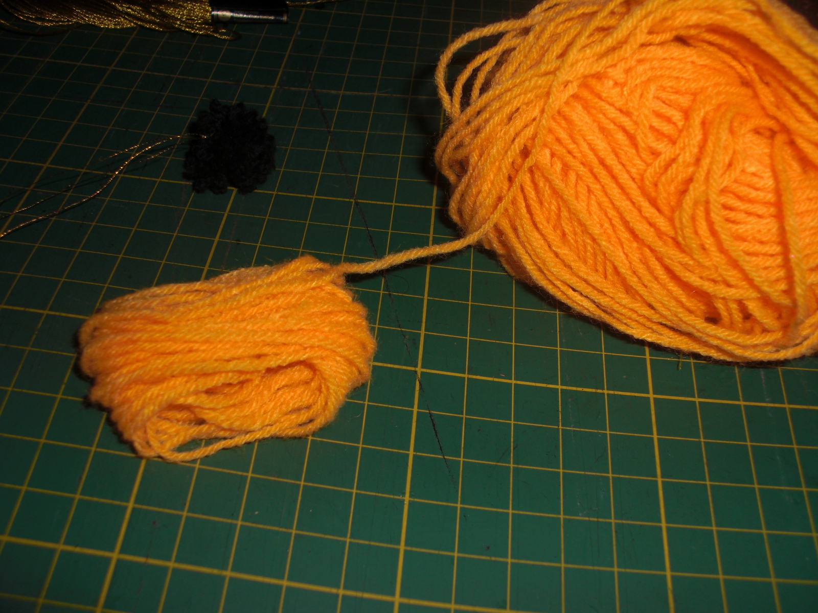 Creative Art and Craft: Flowers with Woollen Thread - Tutorial