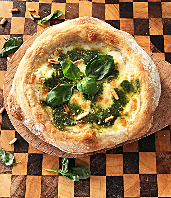 Pizza al pesto con pinoli tostati e pecorino lievitazione 48 ore