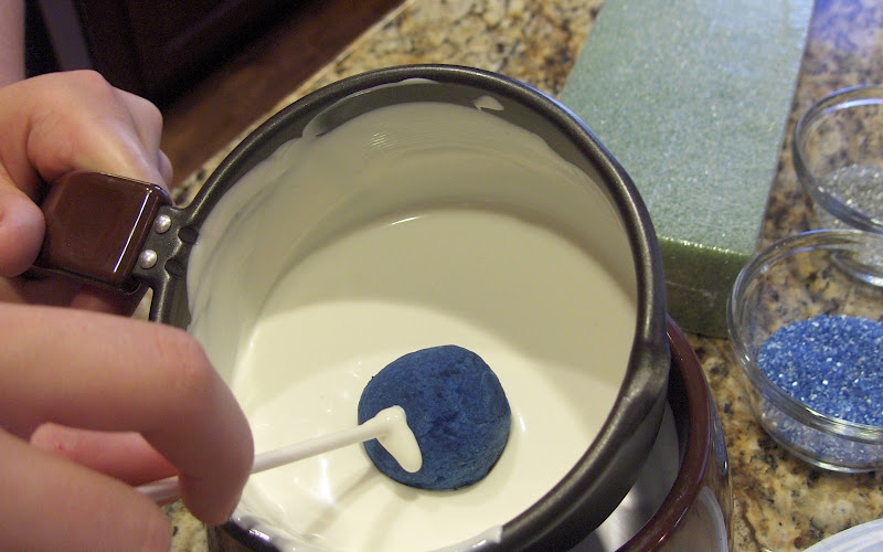Becky Bakes, and cooks too!: Blue Velvet Cake Pops
