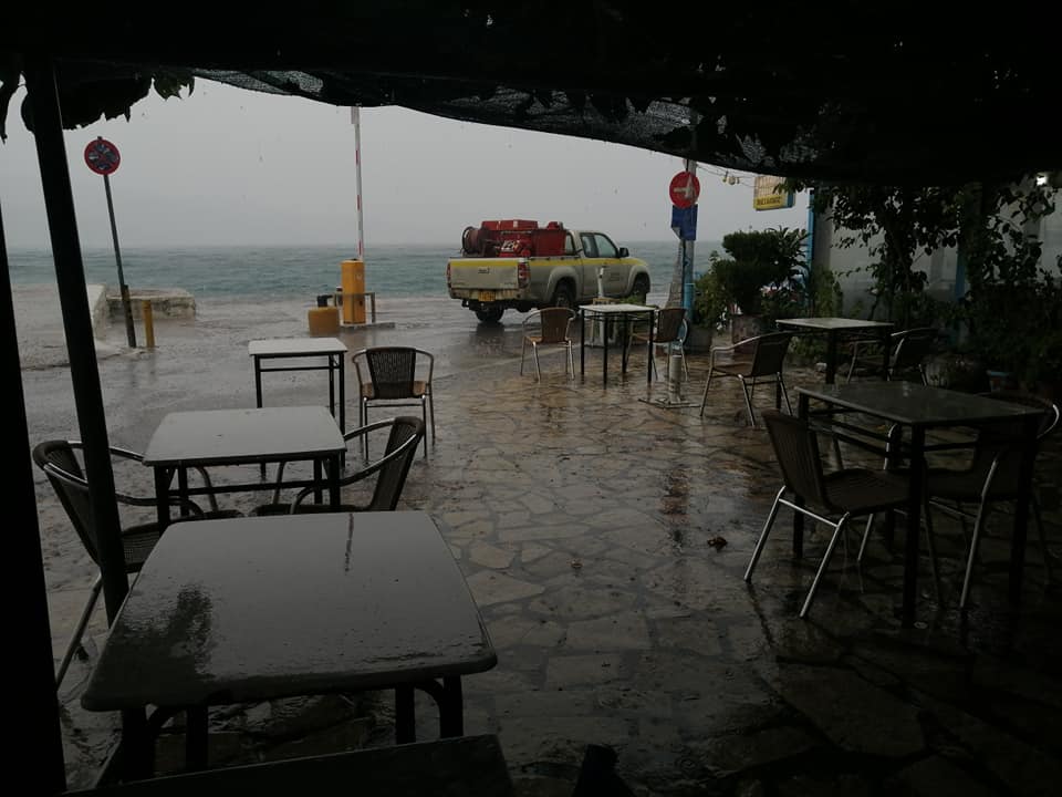 ΔΕΙΤΕ ΦΩΤΟΓΡΑΦΙΕΣ ΤΡΑΒΗΓΜΕΝΕΣ ΠΡΙΝ ΑΠΟ ΛΙΓΟ ΑΠΟ ΤΗΝ ΠΑΡΑΛΙΑ ΤΟΥ ΑΣΤΑΚΟΥ.