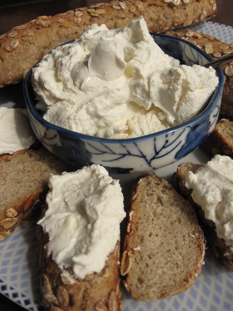 f o o d f o r t h o u g h t: TAMARIN BASA SIR I MAJINE RAŽANE KIFLE