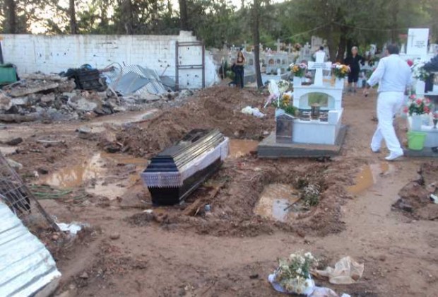 ΑΝΕΚΔΙΗΓΗΤΗ ΠΑΤΡΙΝΙΑ, ΞΗΛΩΣΕ ΣΤΑΥΡΟΥΣ ΚΑΙ ΟΝΟΜΑΤΑ ΑΠΟ ΤΟ ΜΝΗΜΑ ΤΩΝ ...