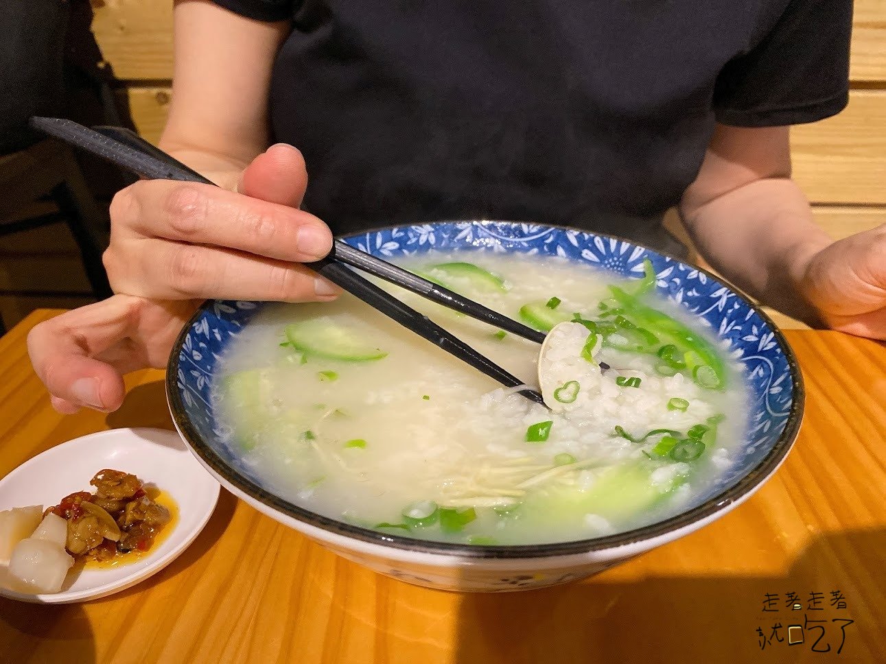 新竹美食 | 粥坊Salty congee。創意粥品@近新竹火車站＠近新竹公園，粥品湯頭濃郁、油條自取很佛心、辣椒非常辣跟香、寵物友善 - 走 ...