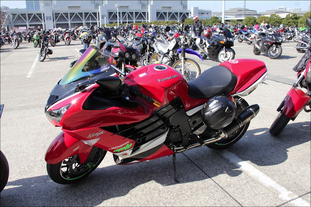 ROAD RIDER: Kawasaki ZZR1400 Custom Bike