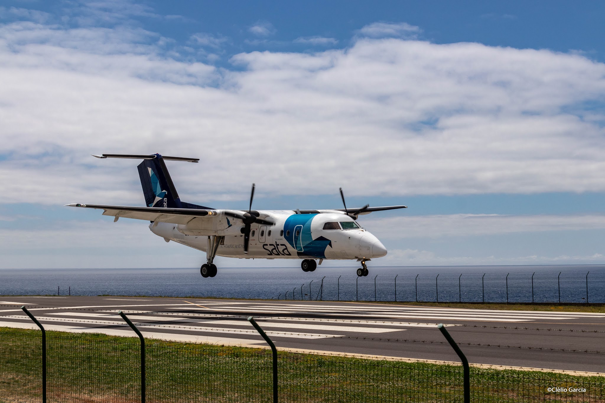 Dash 8 Q200 CS-TRC arrival at LPFL and departure