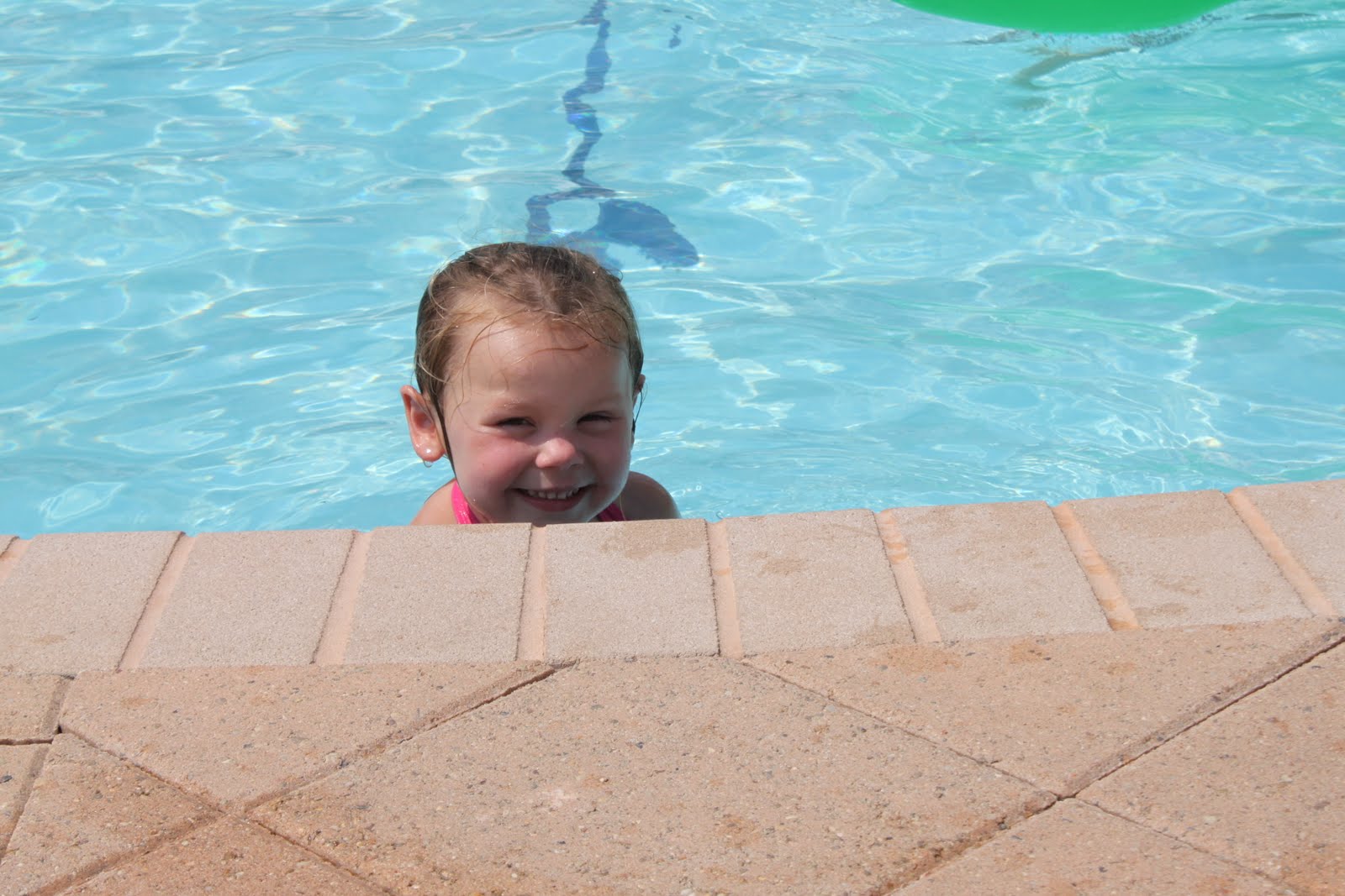 Mojoy: Poolside chicks