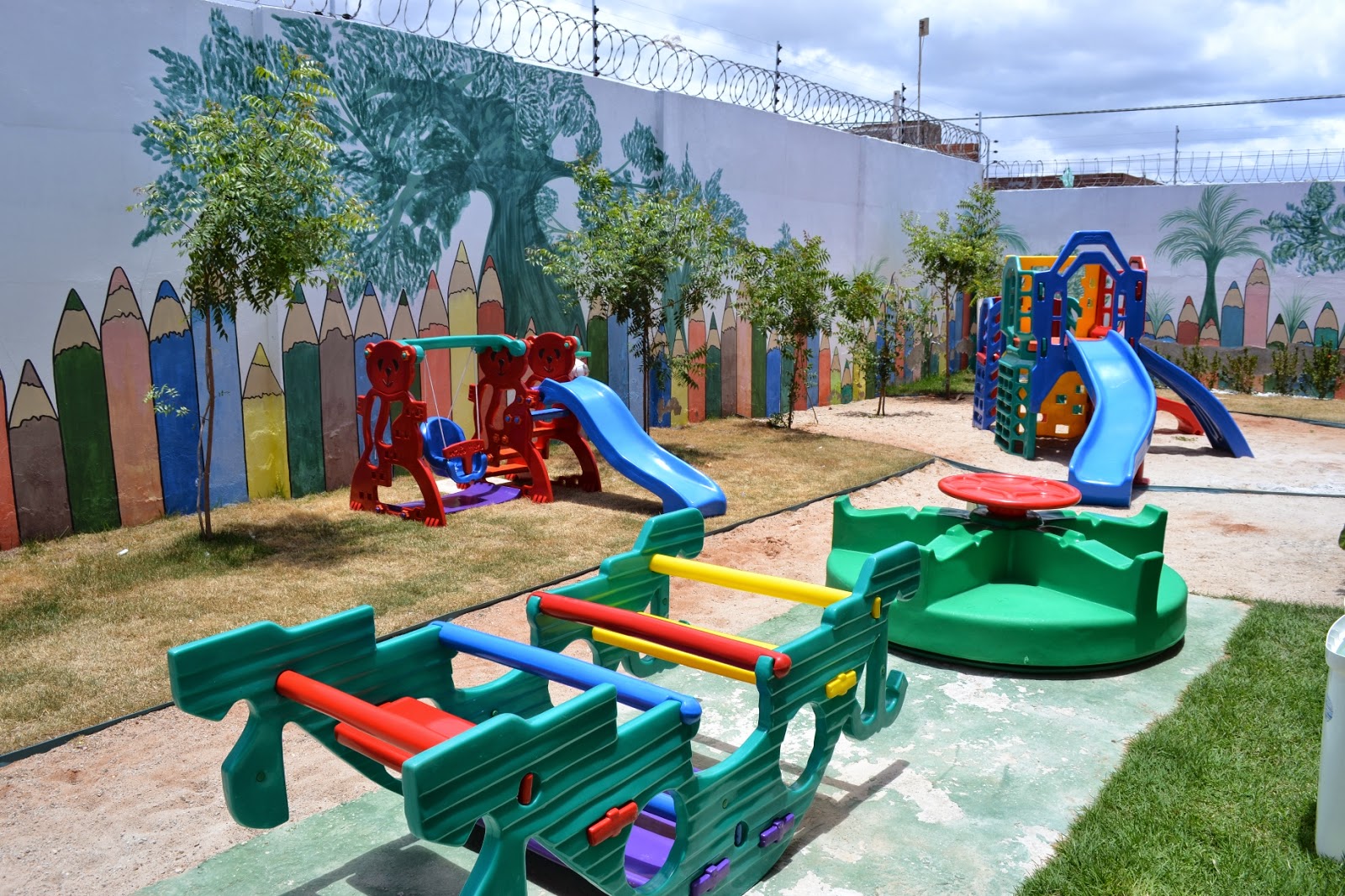 Erivan Silva: PREFEITA FAZ ENTREGA DE PARQUE INFANTIL NAS ESCOLAS DE ...