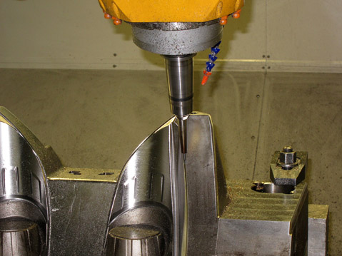 Centri di lavoro Breton MATRIX 800 e 1000 mentre lavorano stampi ...