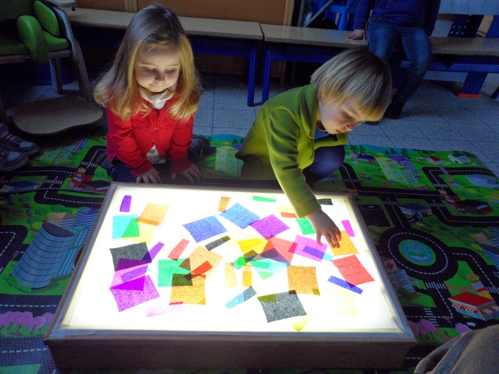 KLEUTERSCHOOL PIETERNEL: Kleurtjes op onze lichtbak!