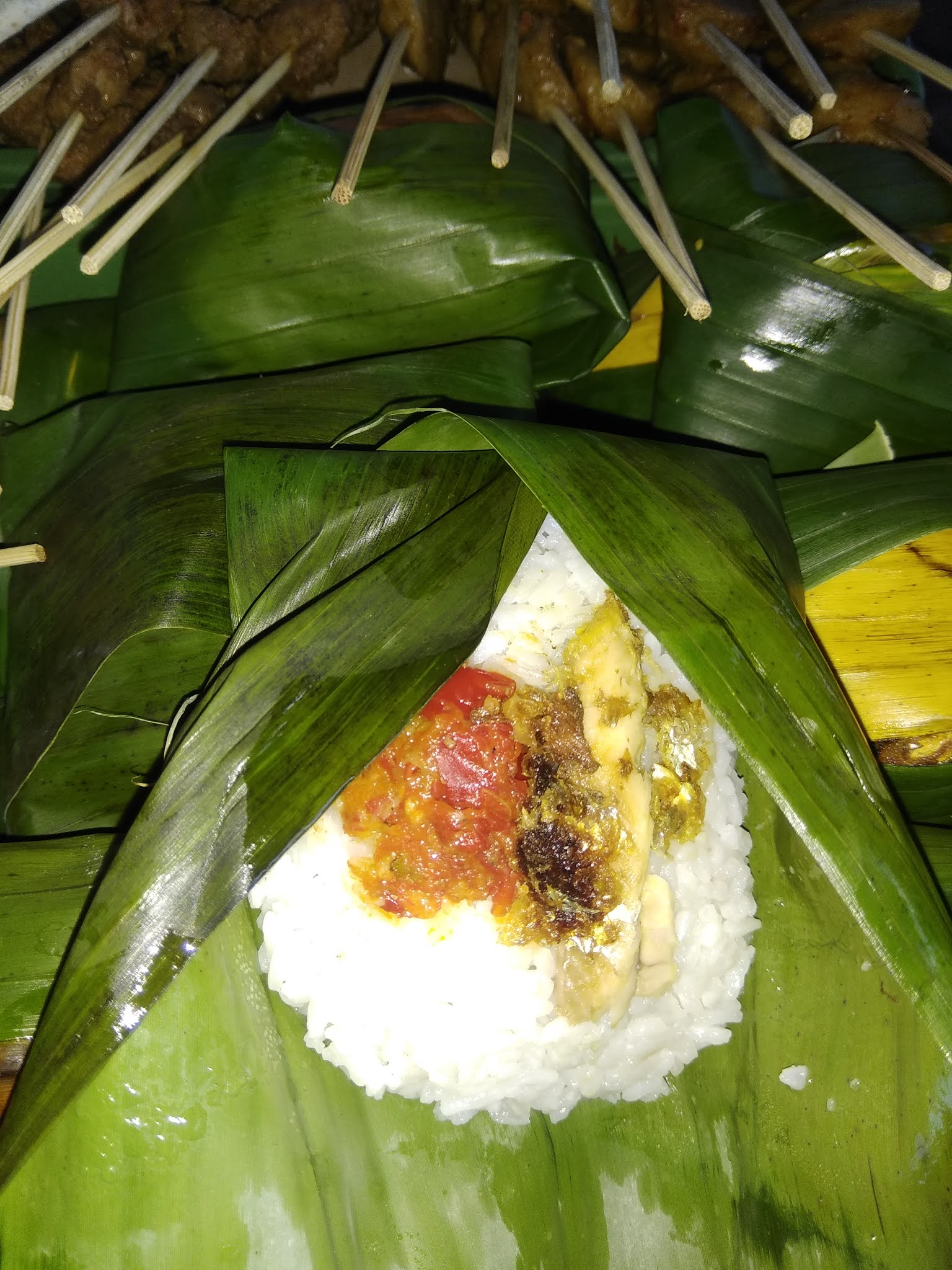 Spesial makanan sate sundukan, nasi kucing (sego kucing) dan minuman ...