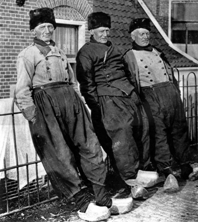 30 Vintage Photographs of Dutch Men in Traditional Volendam Worker ...